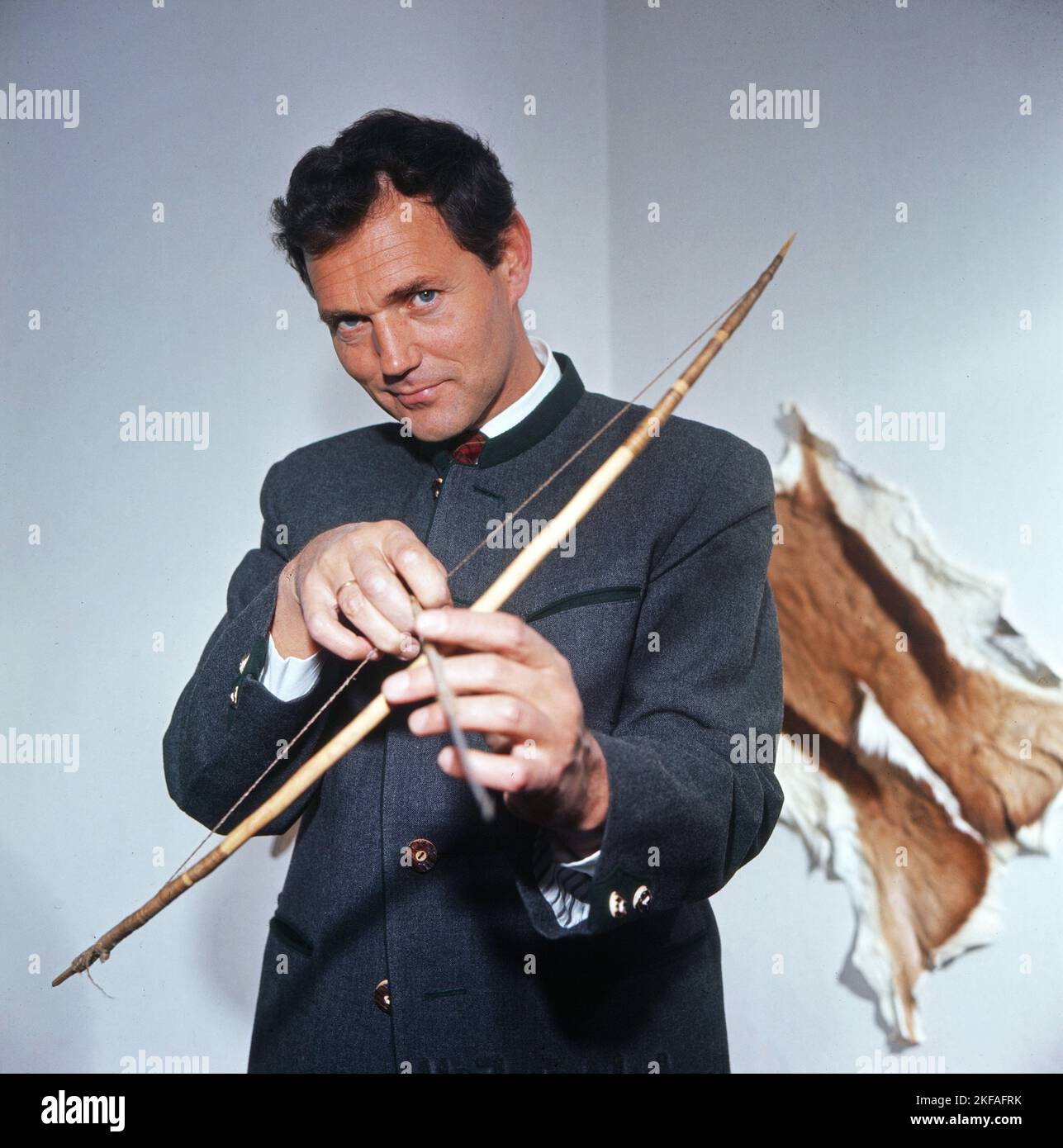 Harald Leipnitz, deutscher Schauspieler, mit Pfeil und Bogen in seinem ...