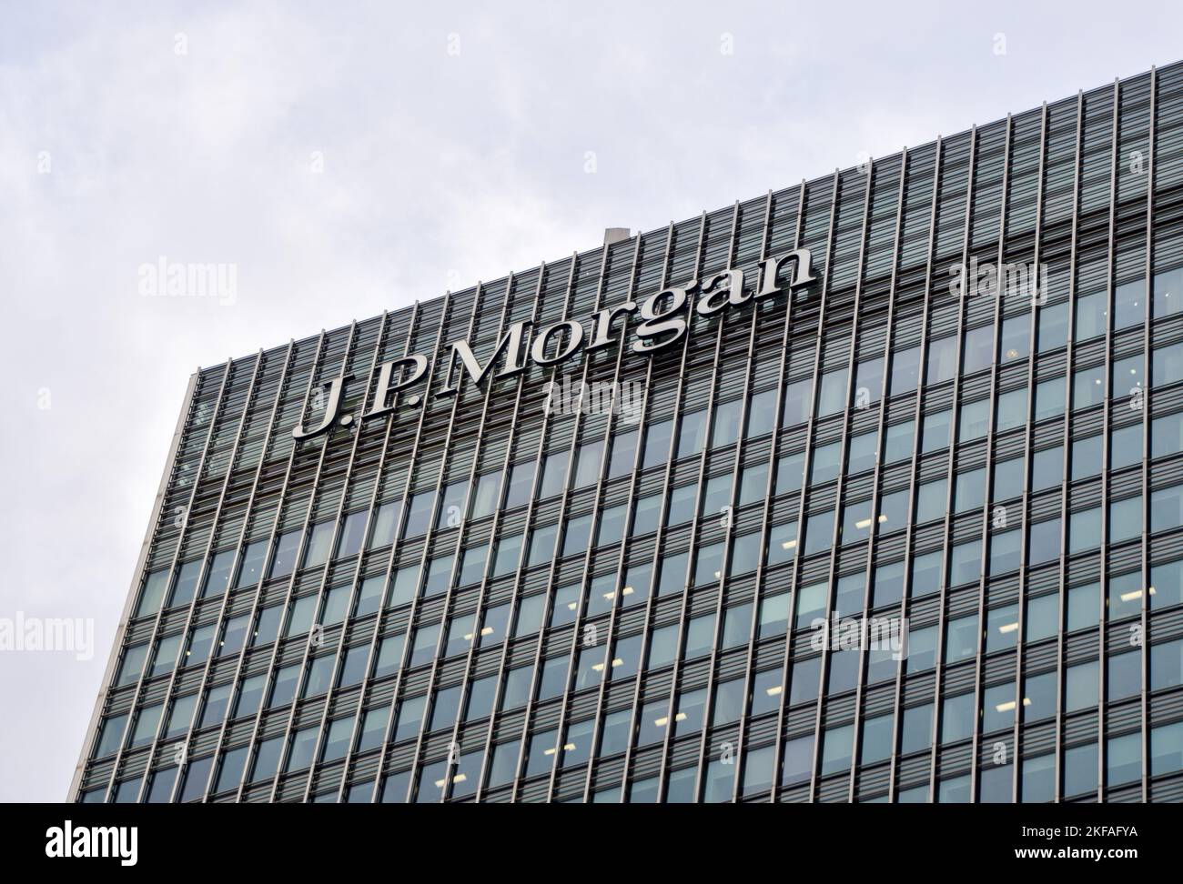 London, UK. 17th November 2022. Exterior view of view of J.P. Morgan UK ...