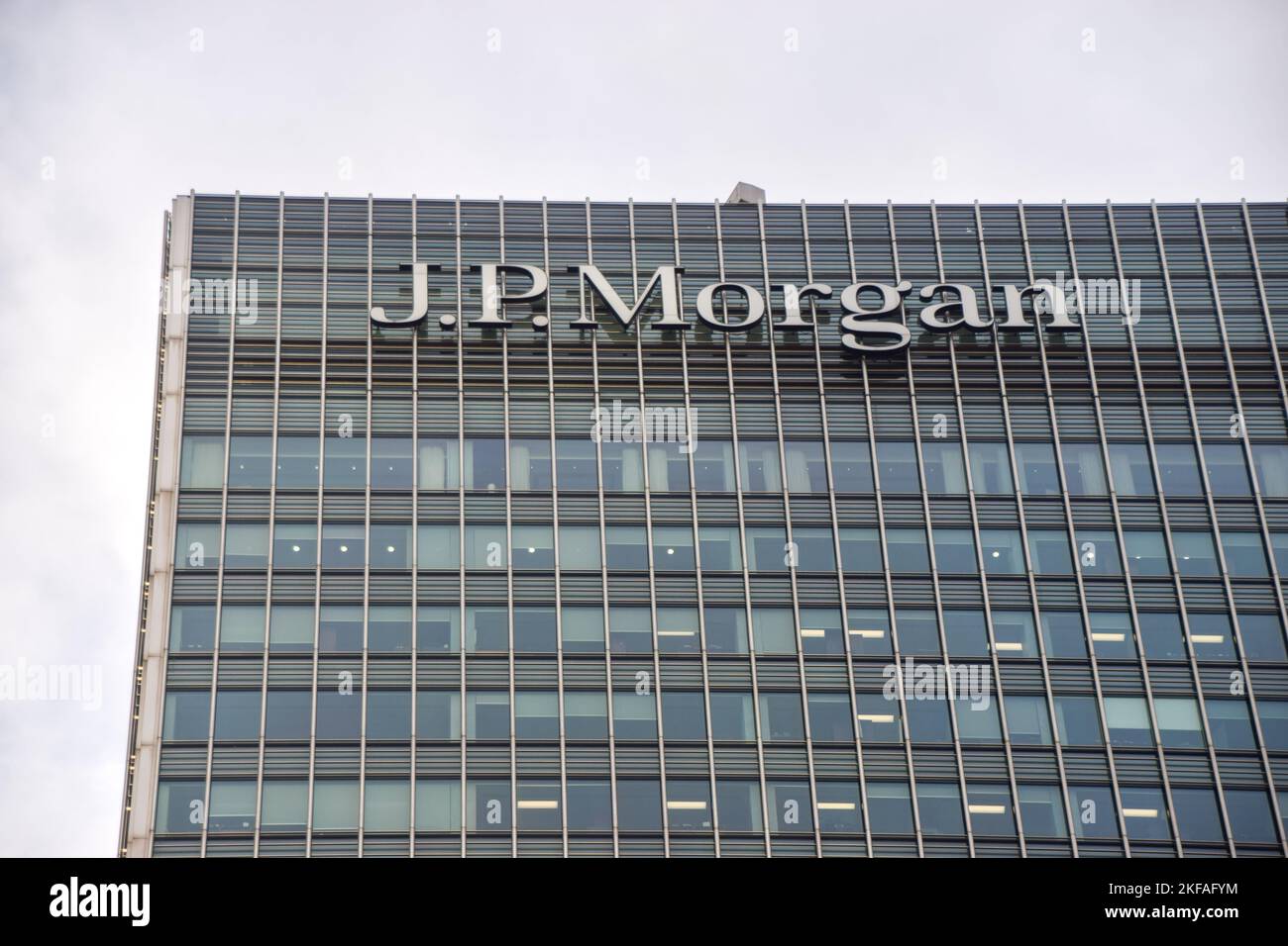 London, UK. 17th November 2022. Exterior view of view of J.P. Morgan UK ...