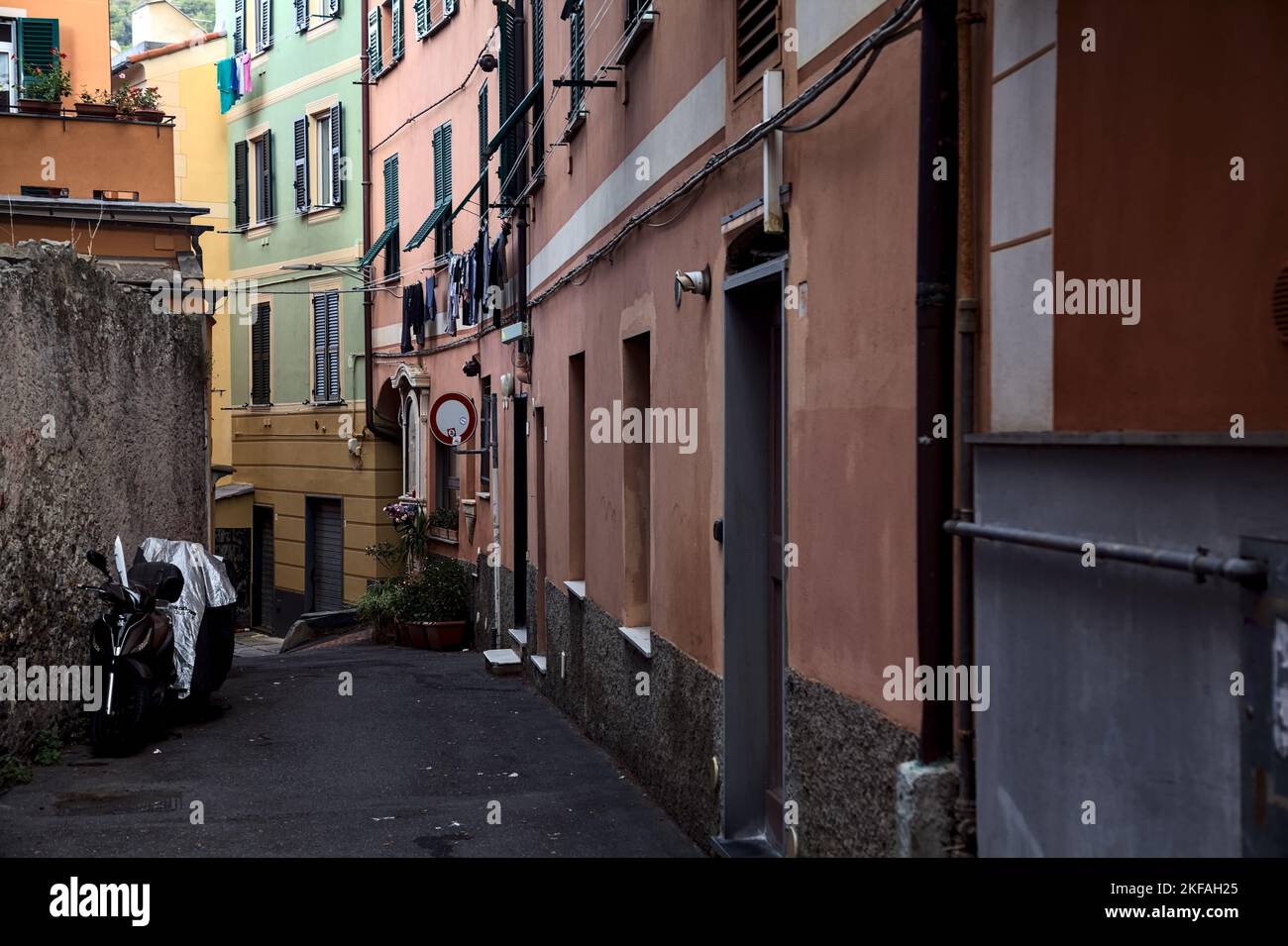 Descending alley in the shade between tall buildings Stock Photo - Alamy