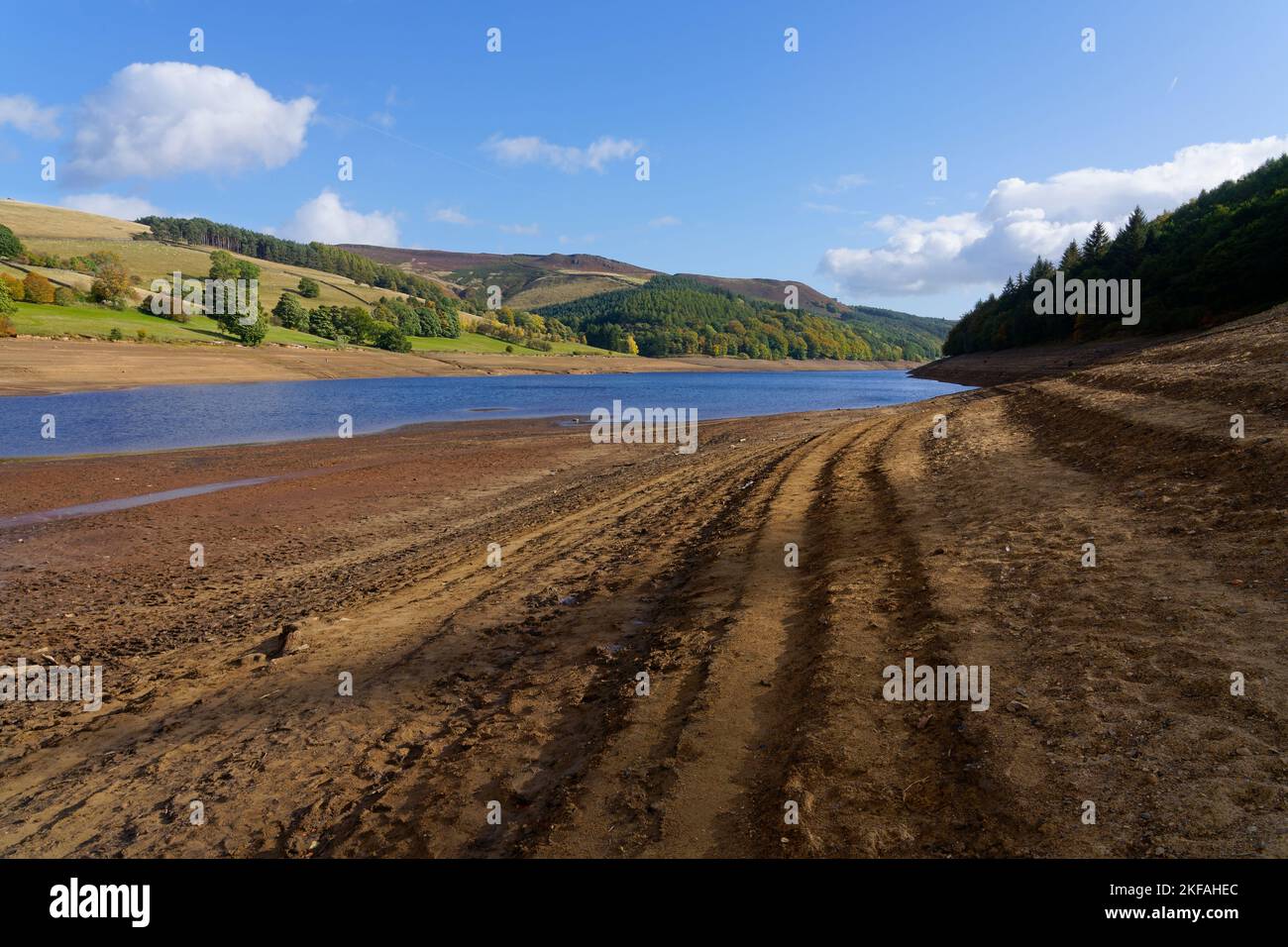 The River Derwent flowing through an almost empty Ladybower reservoir ...