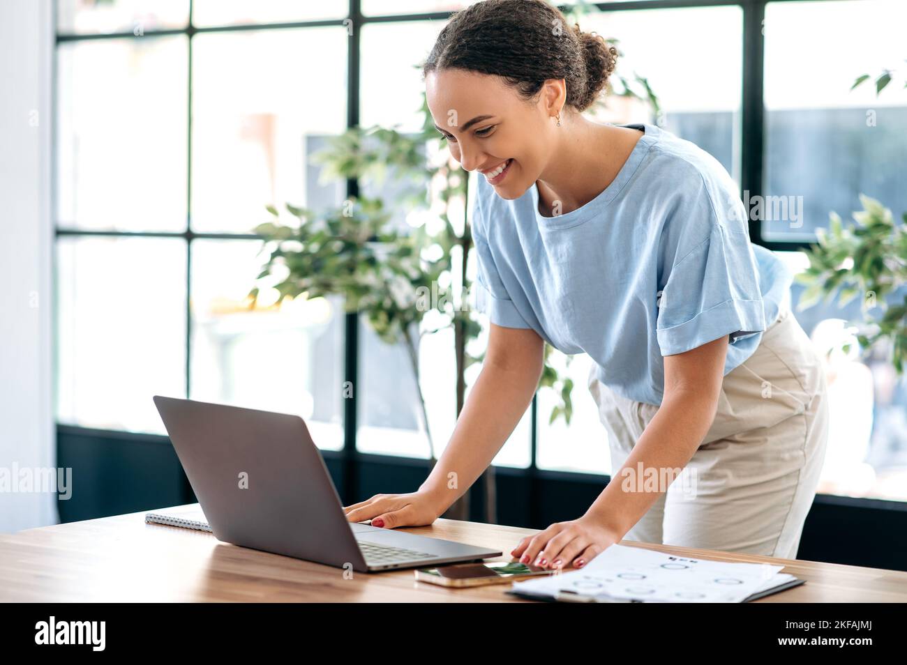 Busy modern office hi-res stock photography and images - Alamy