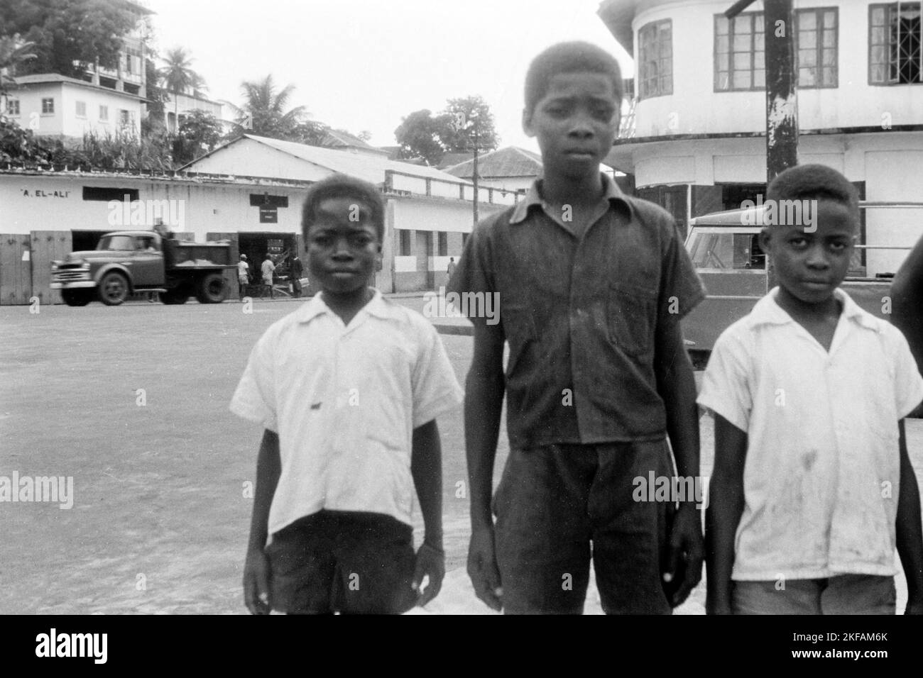 Drei Jungen vor einer Straßenkreuzung in Sekondi-Takoradi, Ghana, 1959 ...
