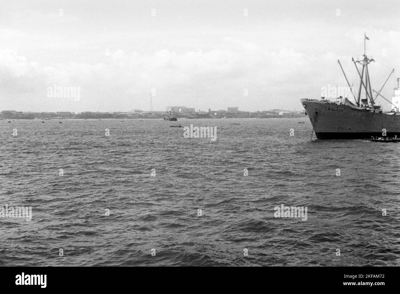 Schiffe vor der Küste von Accra, Ghana, 1959. Ships off Accra's shore ...