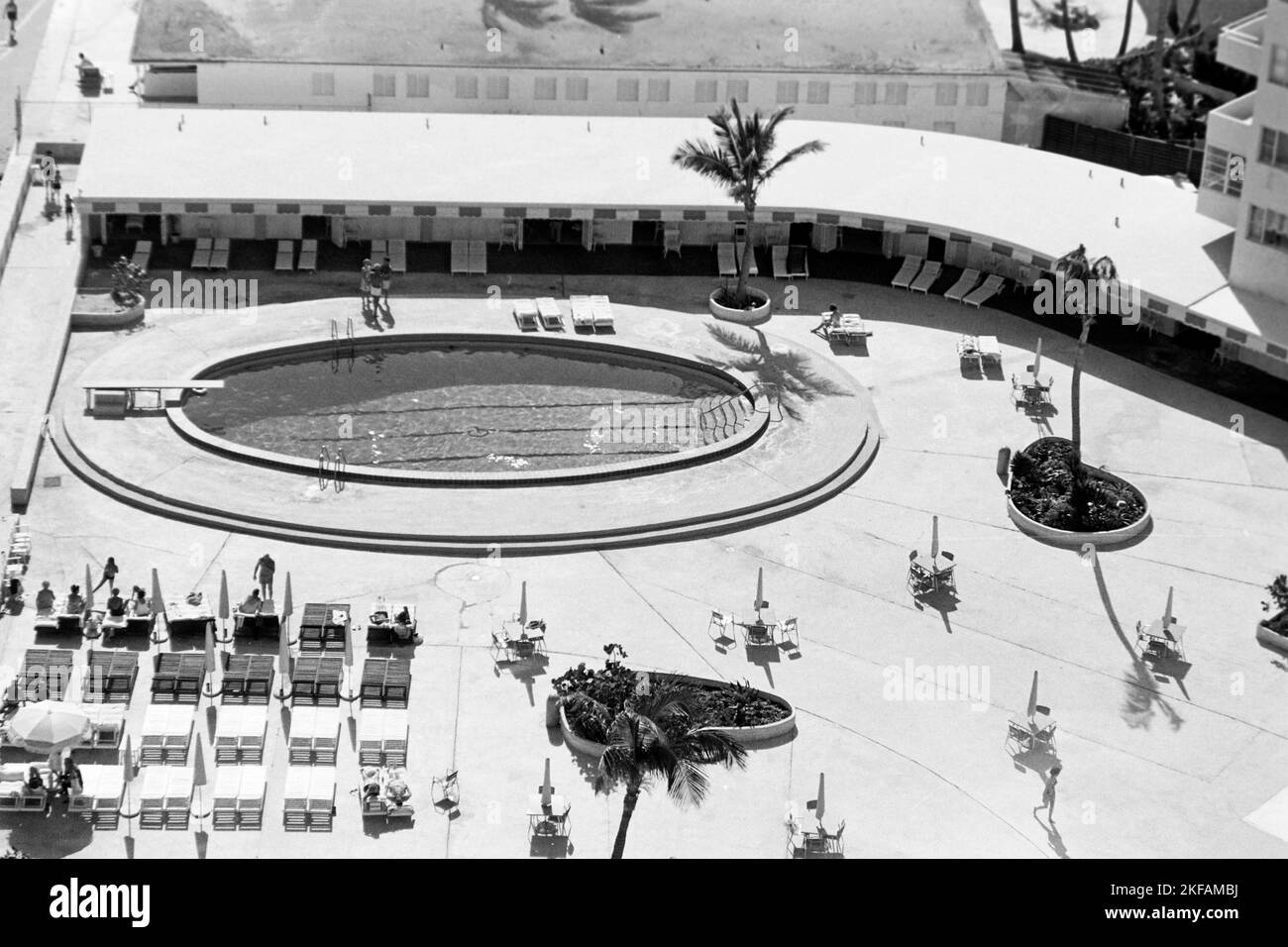 Hotelpools am Strand in Miami Beach, Florida, USA 1965. Hotel pools on ...