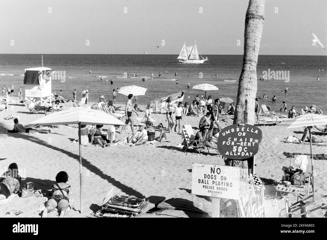 Menschen am Strand von Miami Beach, Florida, USA 1965. Menschen am ...