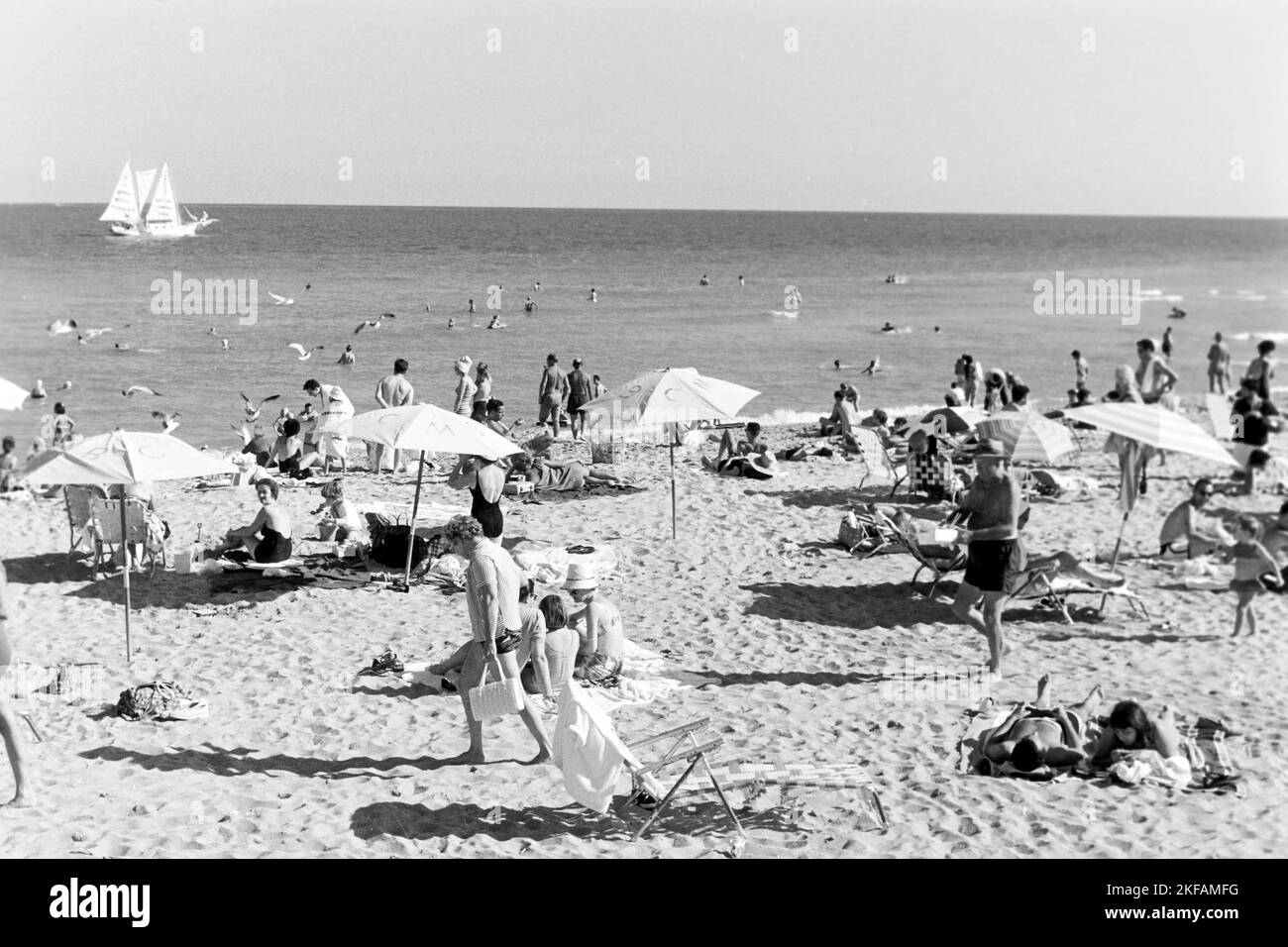 Menschen am Strand von Miami Beach, Florida, USA 1965. Menschen am ...