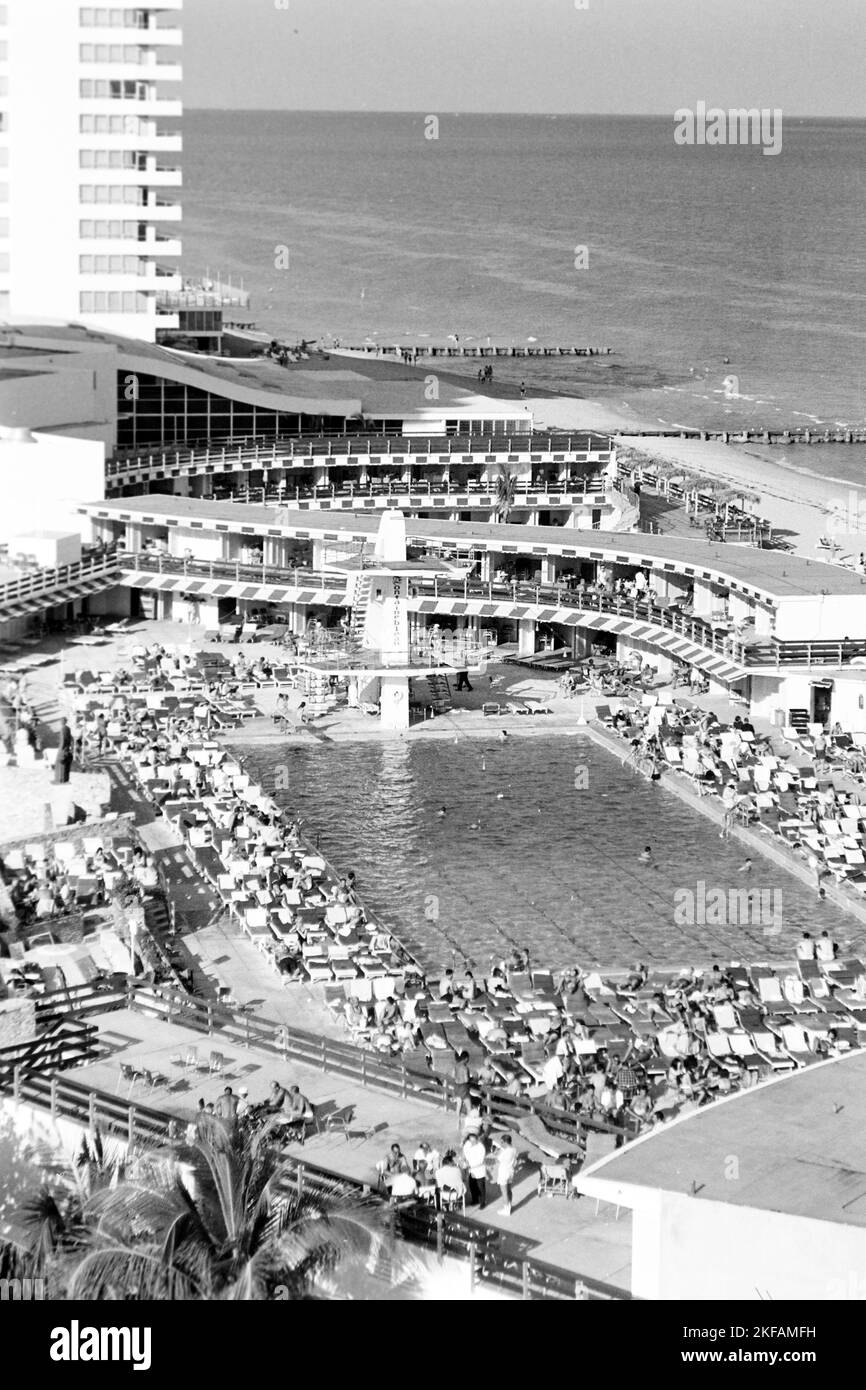 1960s hotel swimming pool hi-res stock photography and images - Alamy