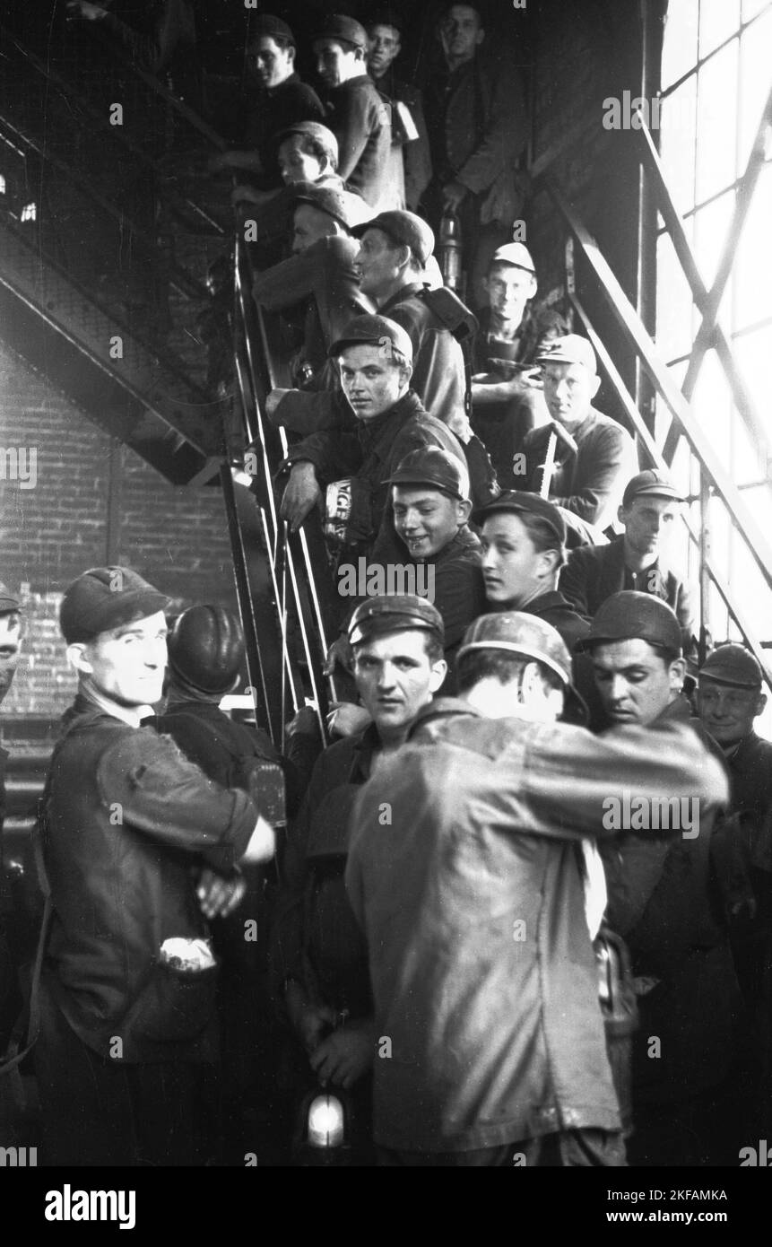 Bergarbeiter sammeln sich auf einer Treppe in einer Zeche im Ruhrgebiet ...