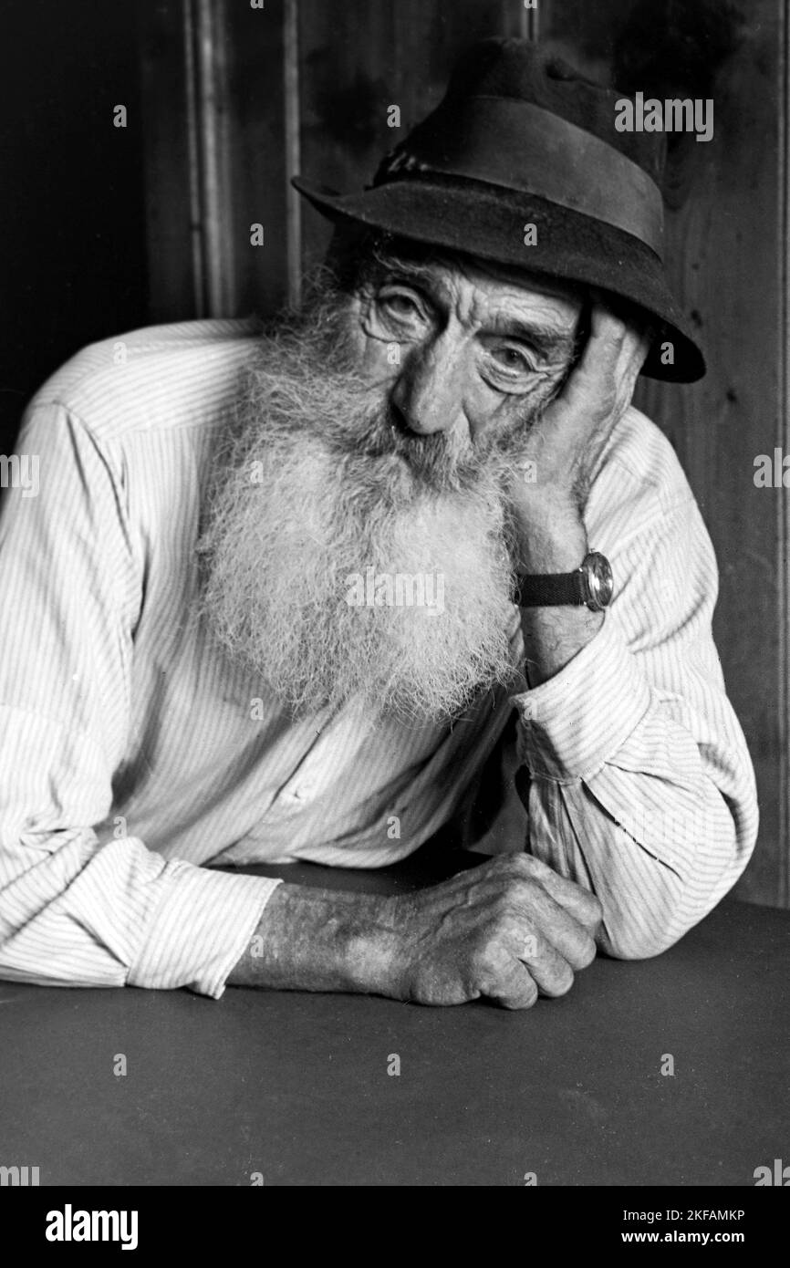 Alter Bergbauer im Zillertal, Tirol, 1970. Old mountain farmer in the ...
