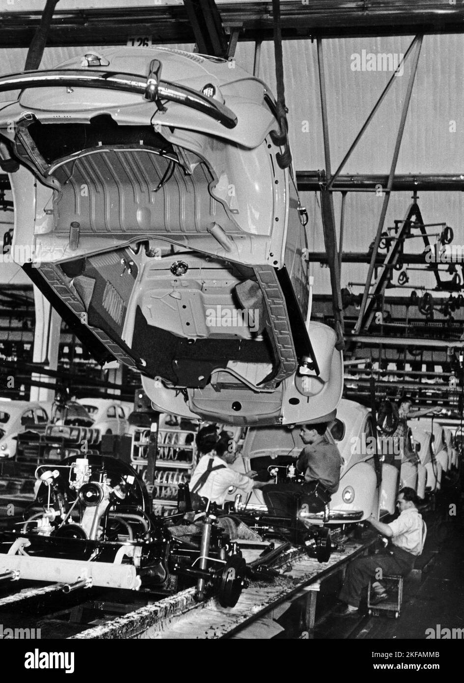 VW Werk, Wolfsburg 1962 - VW Käfer Fertigung - Montageband - Einsetzen ...