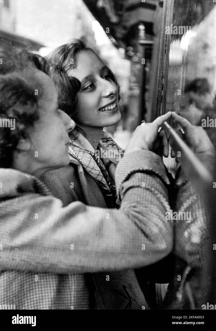 Zwei Frauen in Florenz staunend vor einem Schaufenster, Italien um 1954 ...