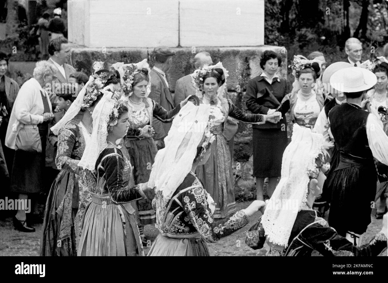 Eine griechische Folkloregruppe spielt und tanzt, Griechenland 1950er ...