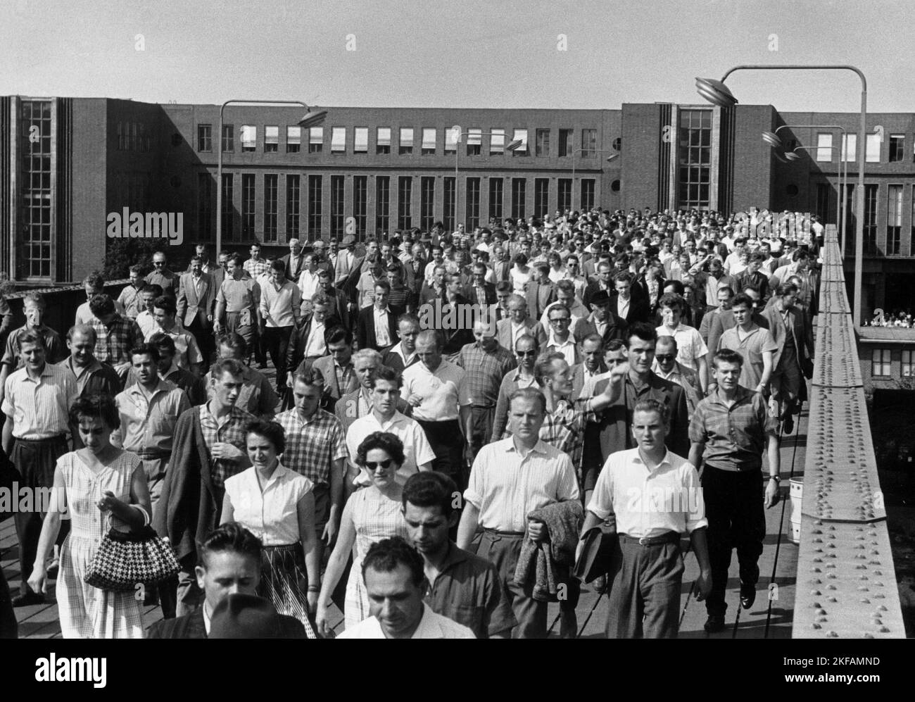 VW Werk - Wolfsburg 1962 - Die Frühschicht geht um 14 Uhr los ...