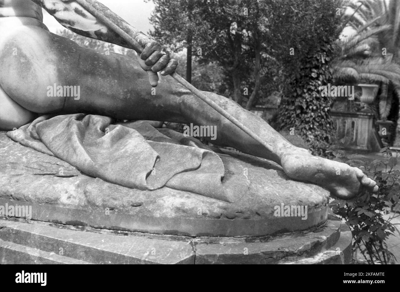 Die Ferse des Achilles, Detail der Achilles-Statue im Garten des Achilleion auf Korfu ...