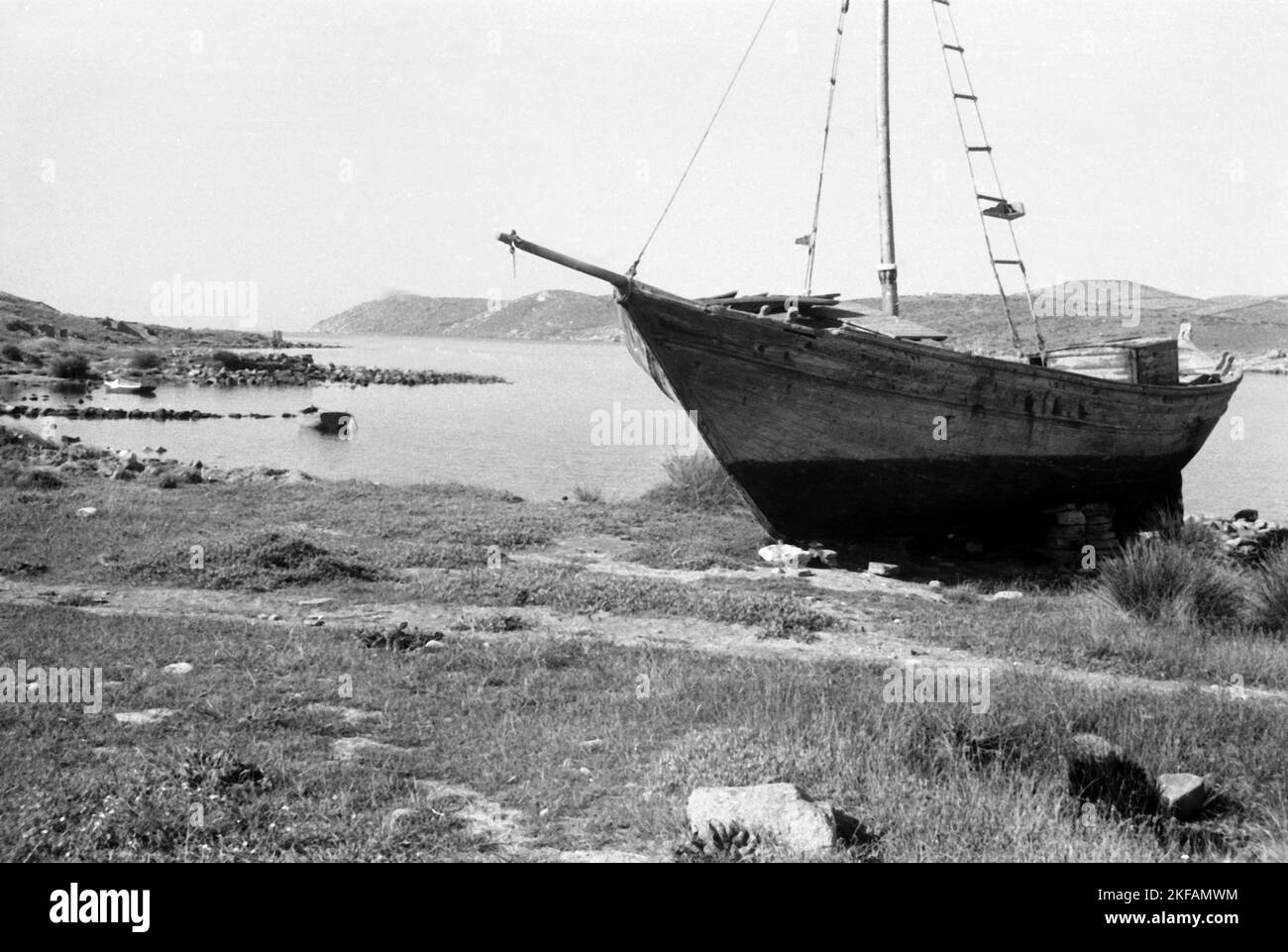 Ein Fischerboot liegt am Strand der Insel Delos auf dem Trockenen ...