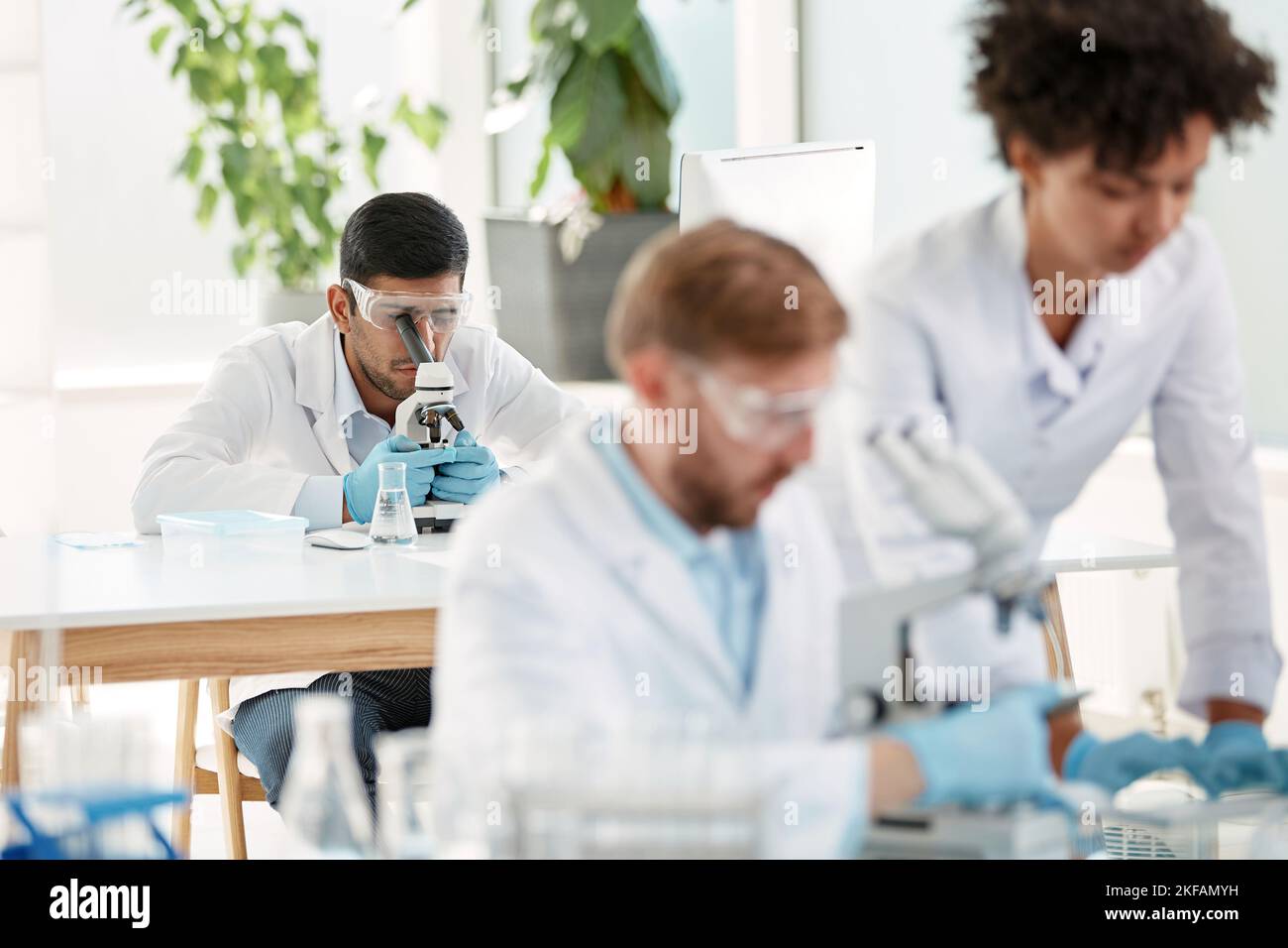 Image group scientists working hi-res stock photography and images - Alamy