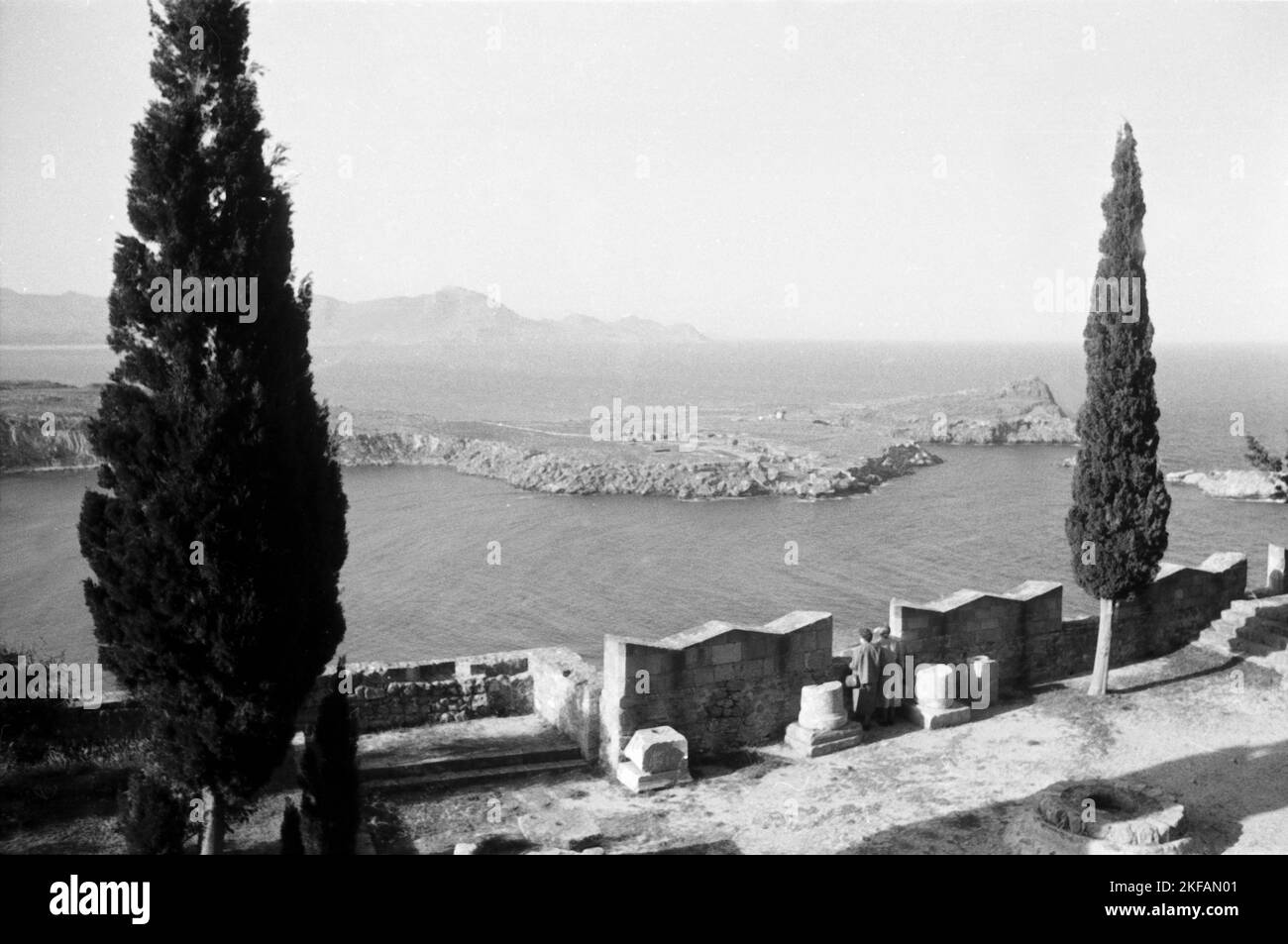Blick von der Tempelanlage von Ialyssos auf Rhodos auf das Meer ...
