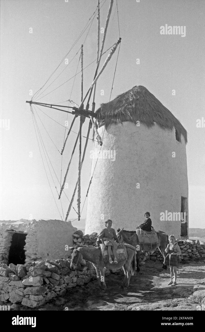 Ein malerisches Idyll: Windmühle mit Eseln und Kindern davor ...