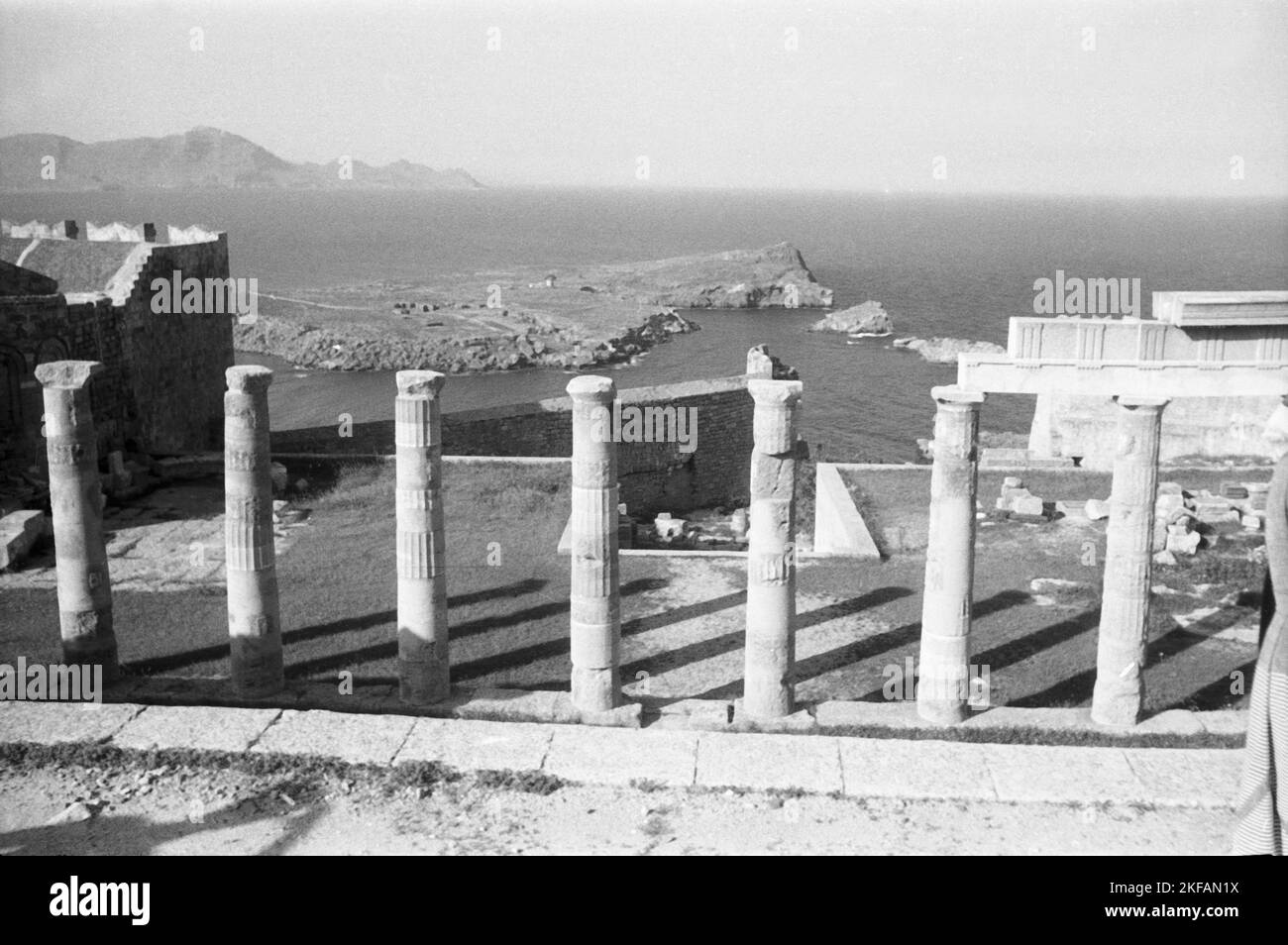 Blick von der Tempelanlage von Ialyssos auf Rhodos auf das Meer ...