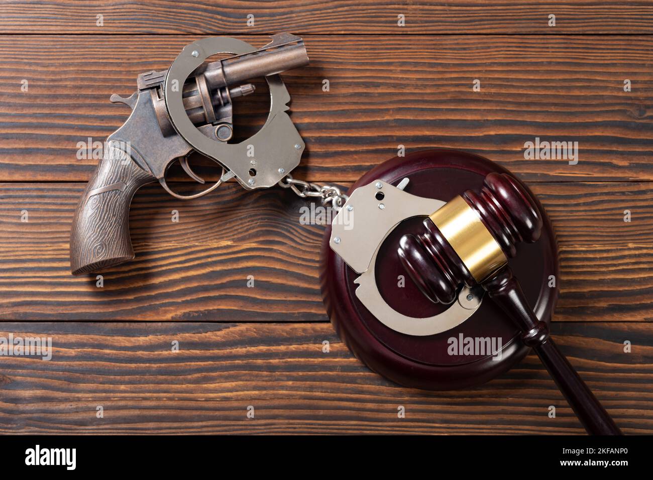 top view gavel and gun and handcuffs Stock Photo - Alamy