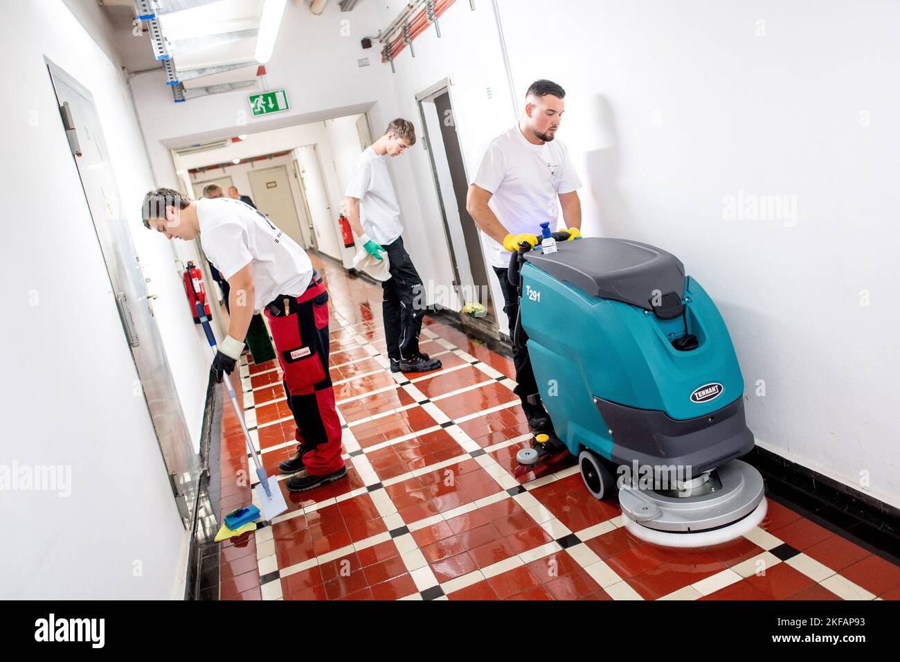 17 November 2022, Bremen: Three participants in the national ...