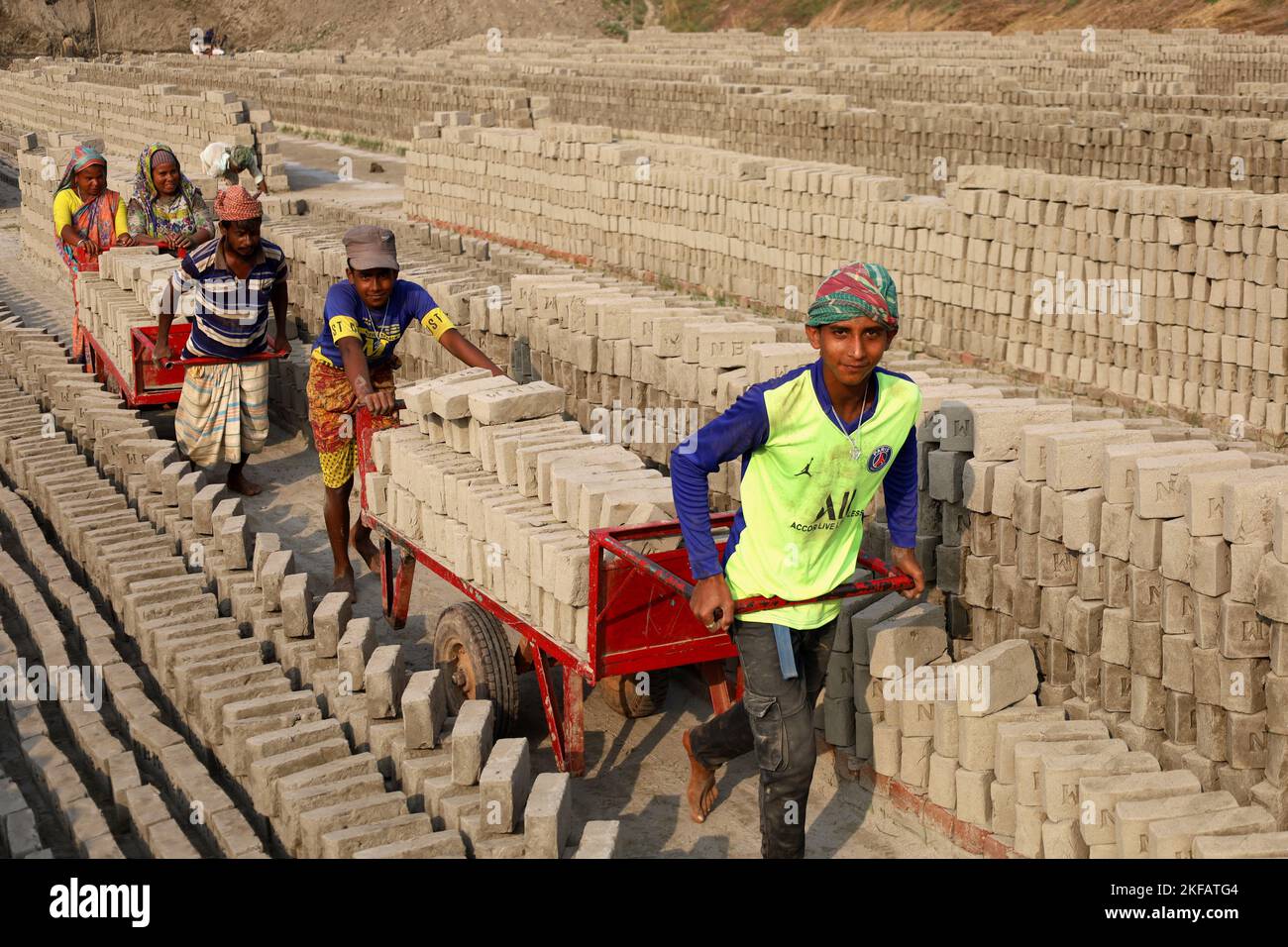 Munshigonj, Munshigonj, Bangladesh. 17th Nov, 2022. Workers are making ...