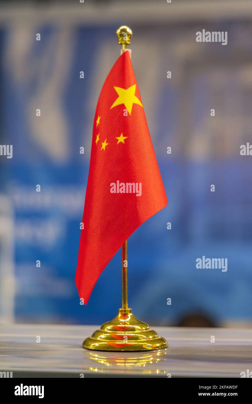 Tabletop Flag of China at Golden Flagpole Stock Photo - Alamy