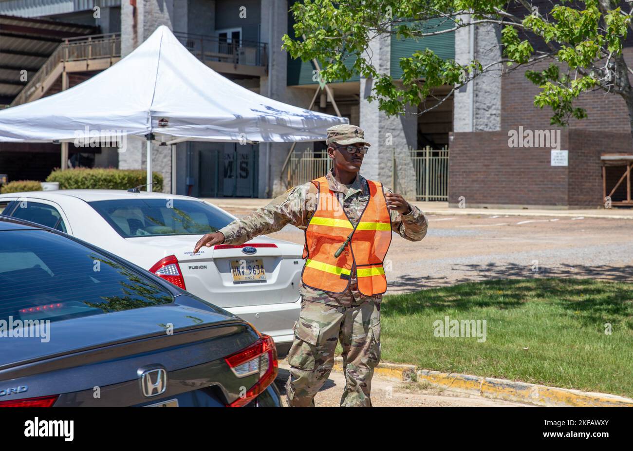 A Mississippi National Guard Soldier directs traffic at the Mississippi ...