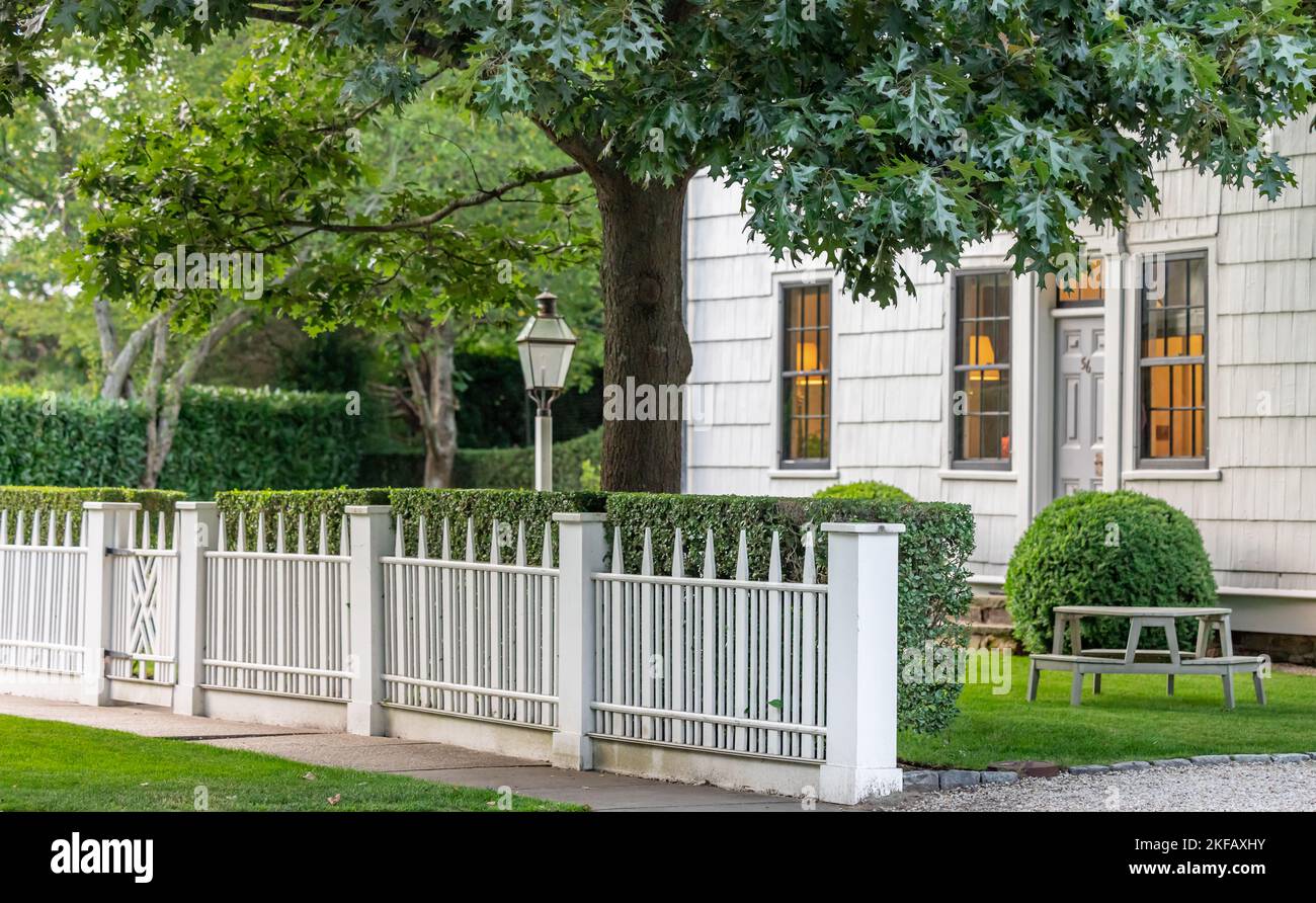 Front yard of old home hi-res stock photography and images - Alamy