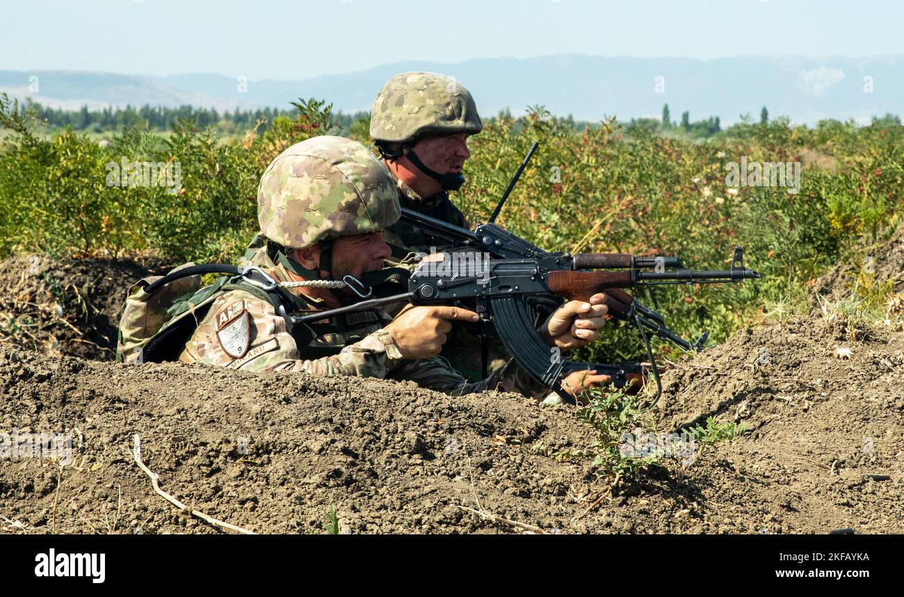 Romanian soldiers conduct team movements during a defensive posture ...