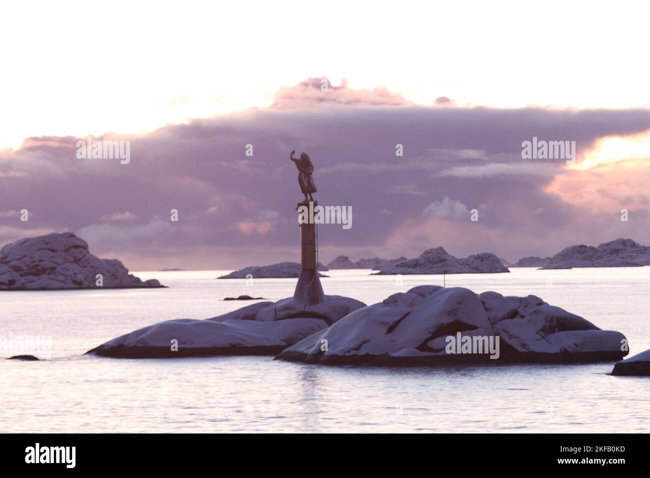A mesmerizing view of the golden sunset over the sea Stock Photo - Alamy