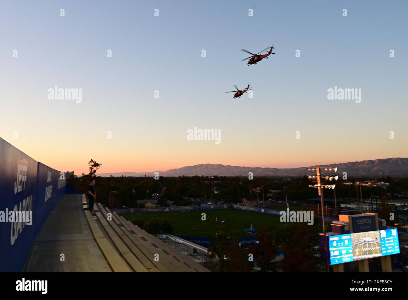 Military flyover stadium hi-res stock photography and images - Alamy