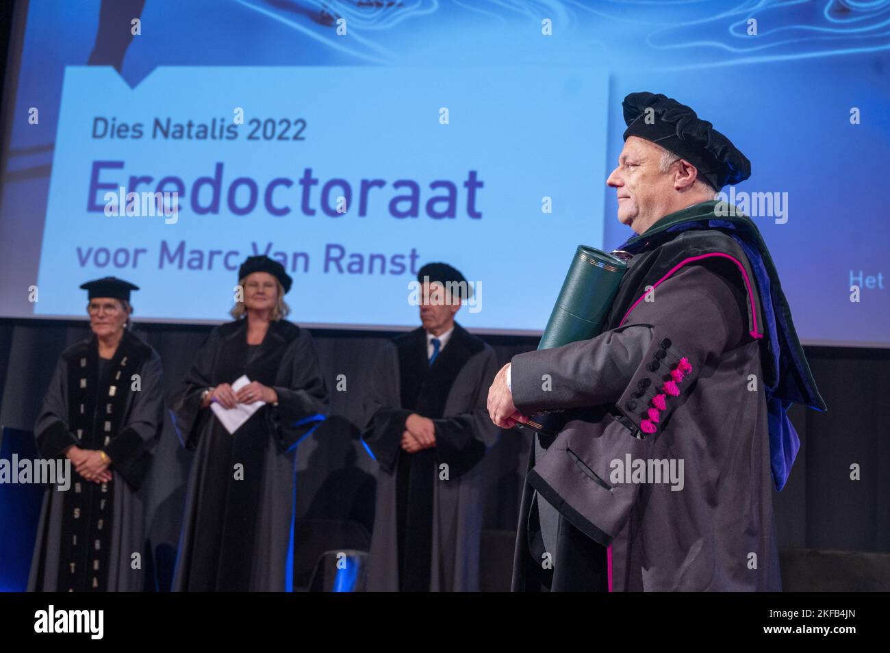 AMSTERDAM - The Belgian virologist Marc Van Ranst will receive an ...