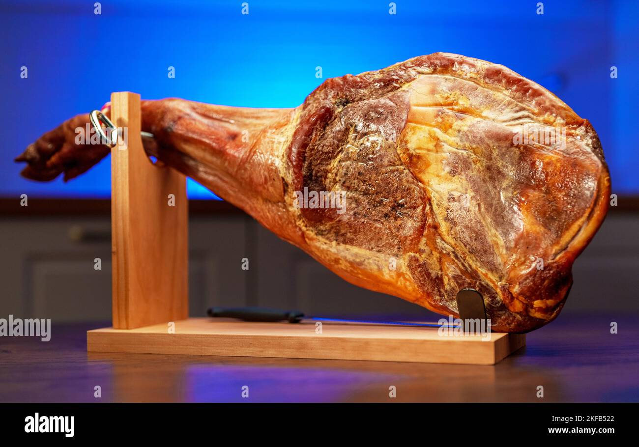 Spanish traditional snack jamon hi-res stock photography and images - Alamy