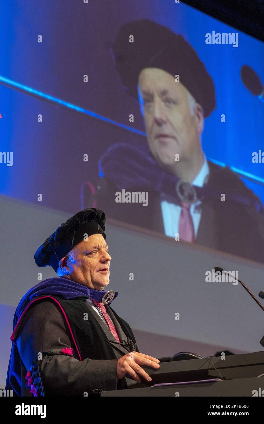 AMSTERDAM - The Belgian virologist Marc Van Ranst will receive an ...