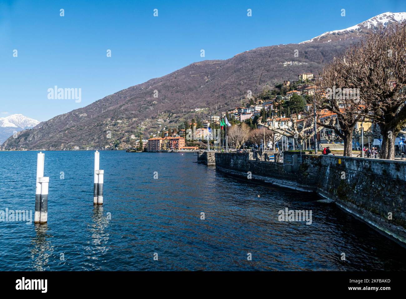 The promenade along Lake Como in Bellano Stock Photo - Alamy