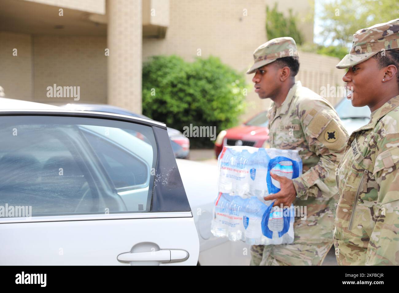 Mississippi National Guard Soldiers distributes water at the ...