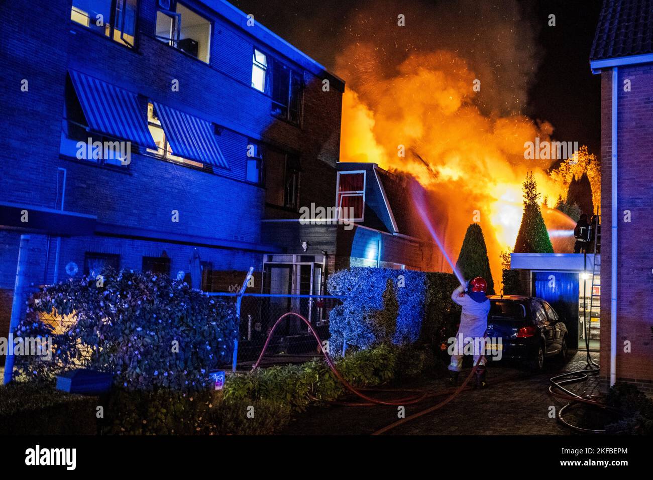 Hoogezand - A very large fire has destroyed a shed behind a shop in ...