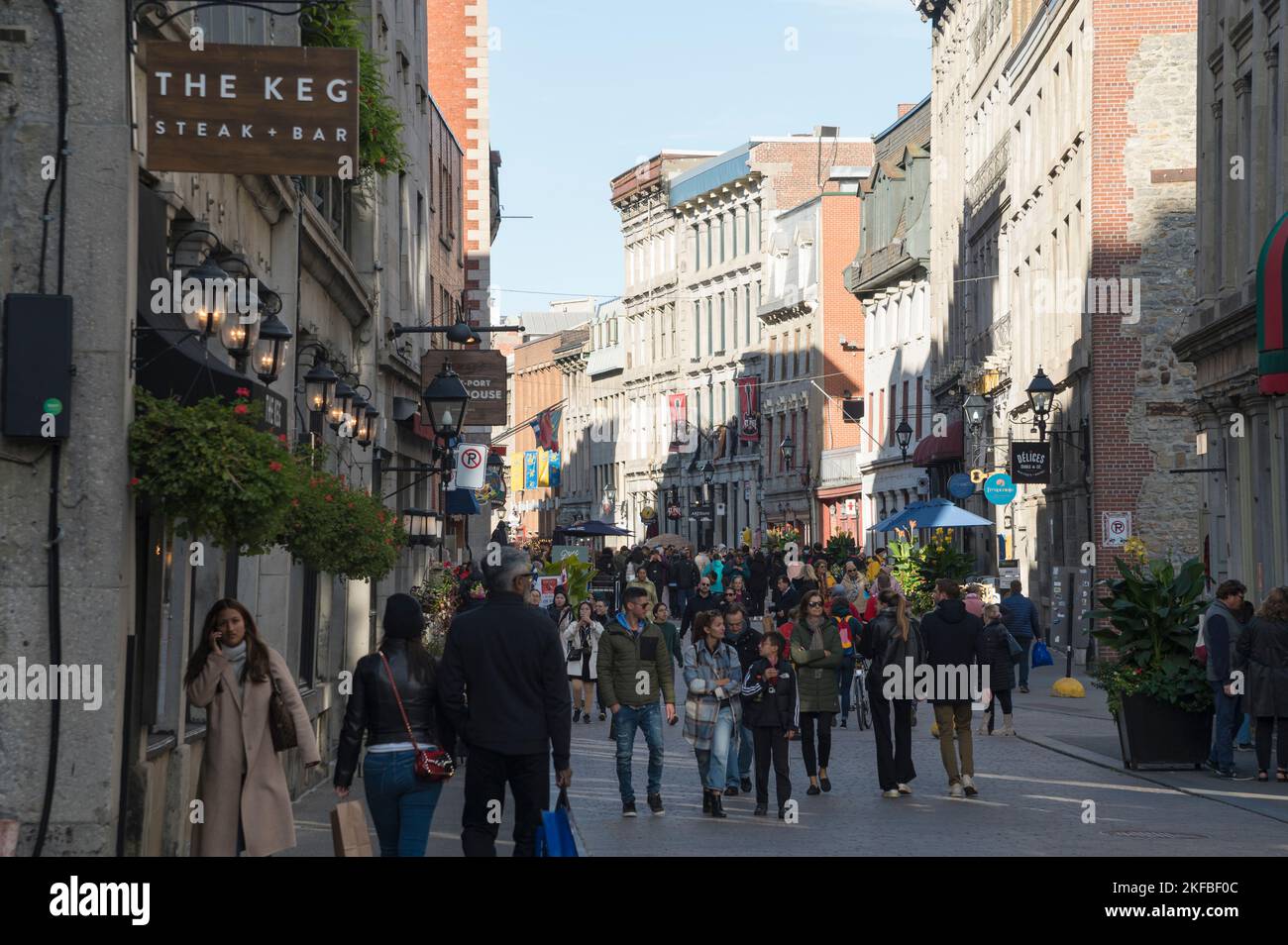 Shoppers in old streets hi-res stock photography and images - Alamy