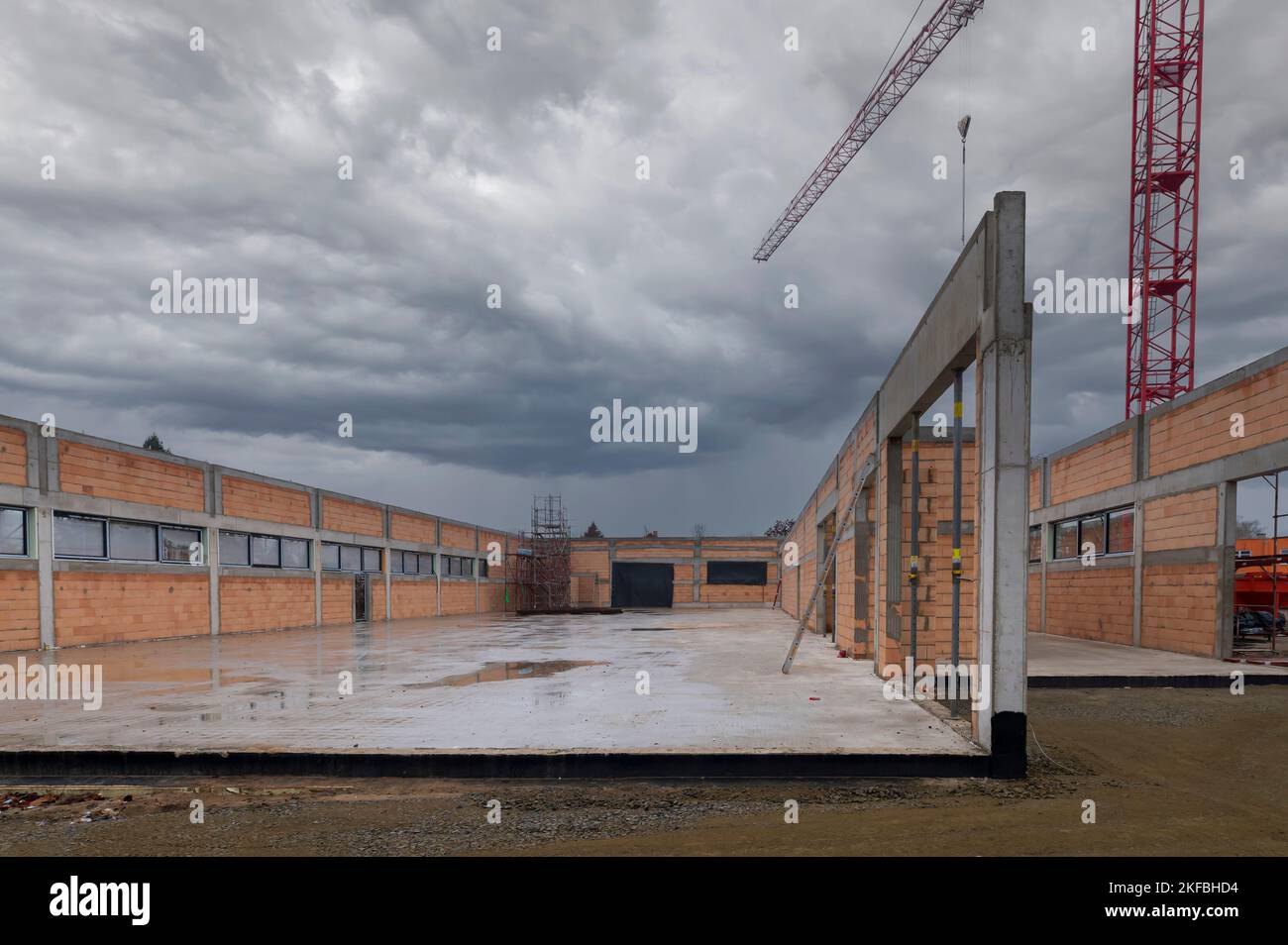 Crane and shell of building hi-res stock photography and images - Alamy