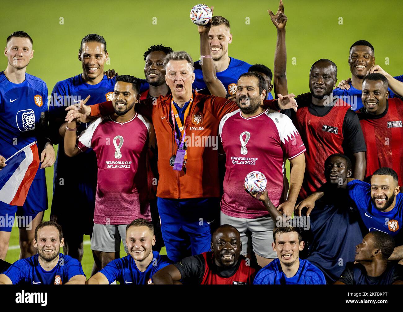 DOHA - Holland coach Louis van Gaal and the selection of the Orange ...