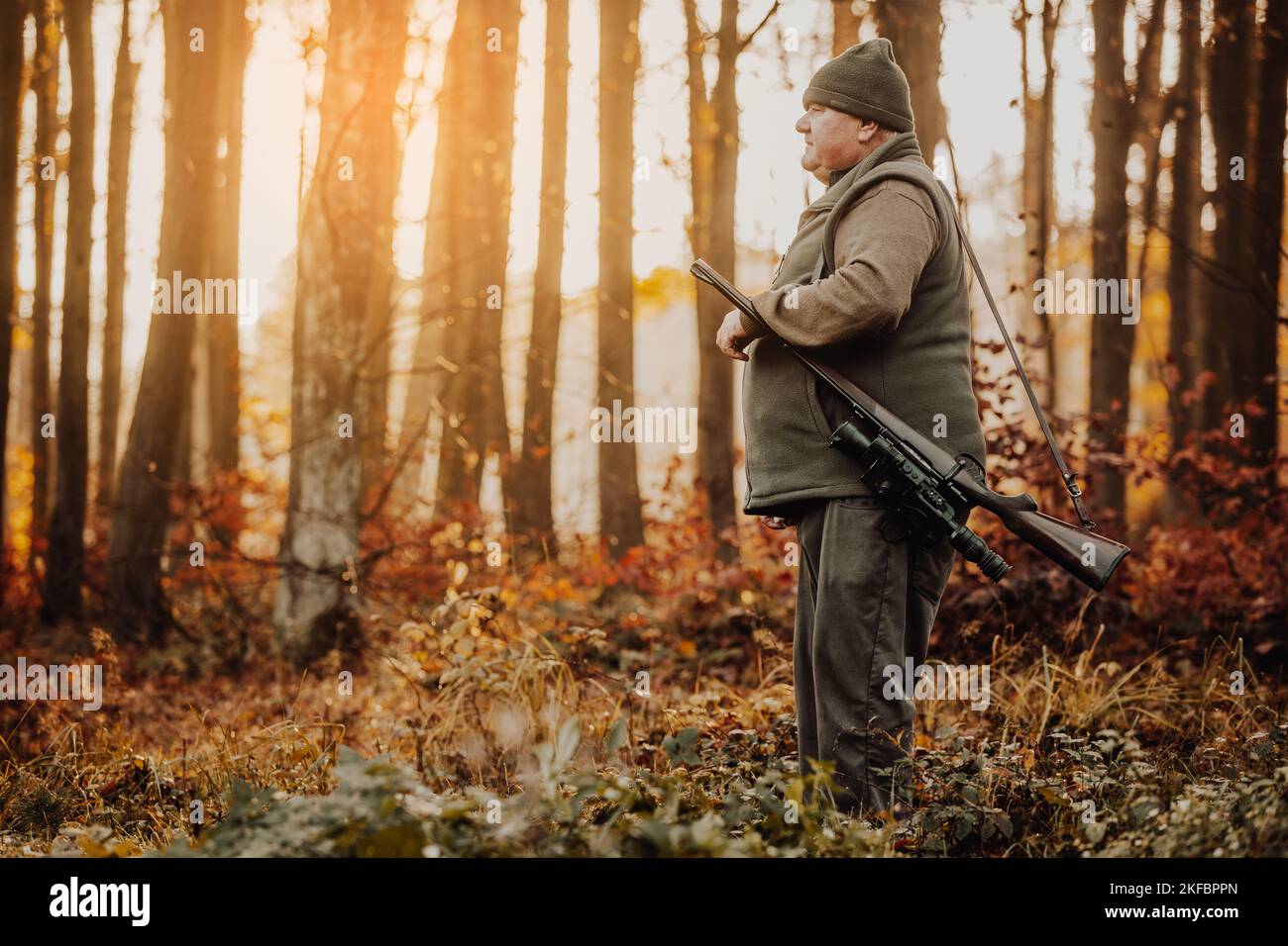 Father and son hunting silhouette hi-res stock photography and images ...
