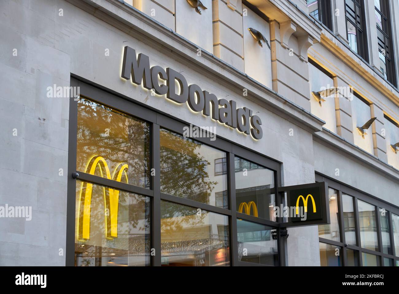 Mcdonalds restaurant london Stock Photo - Alamy