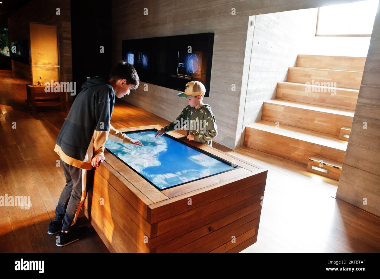 Child map museum hi-res stock photography and images - Alamy