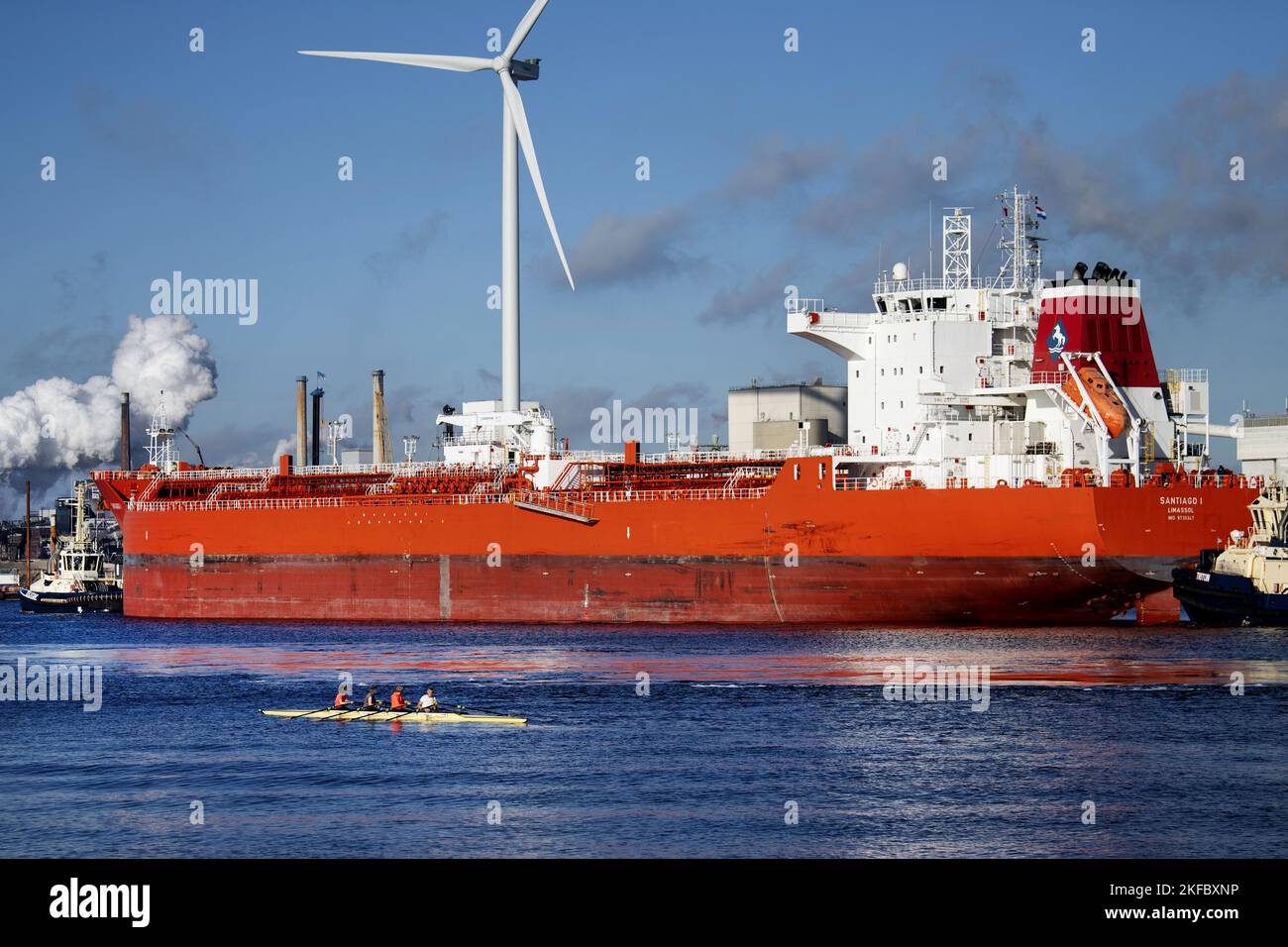 IJmuiden, 16-11-2022. Rowers, from rowing club De Stern, on the North ...