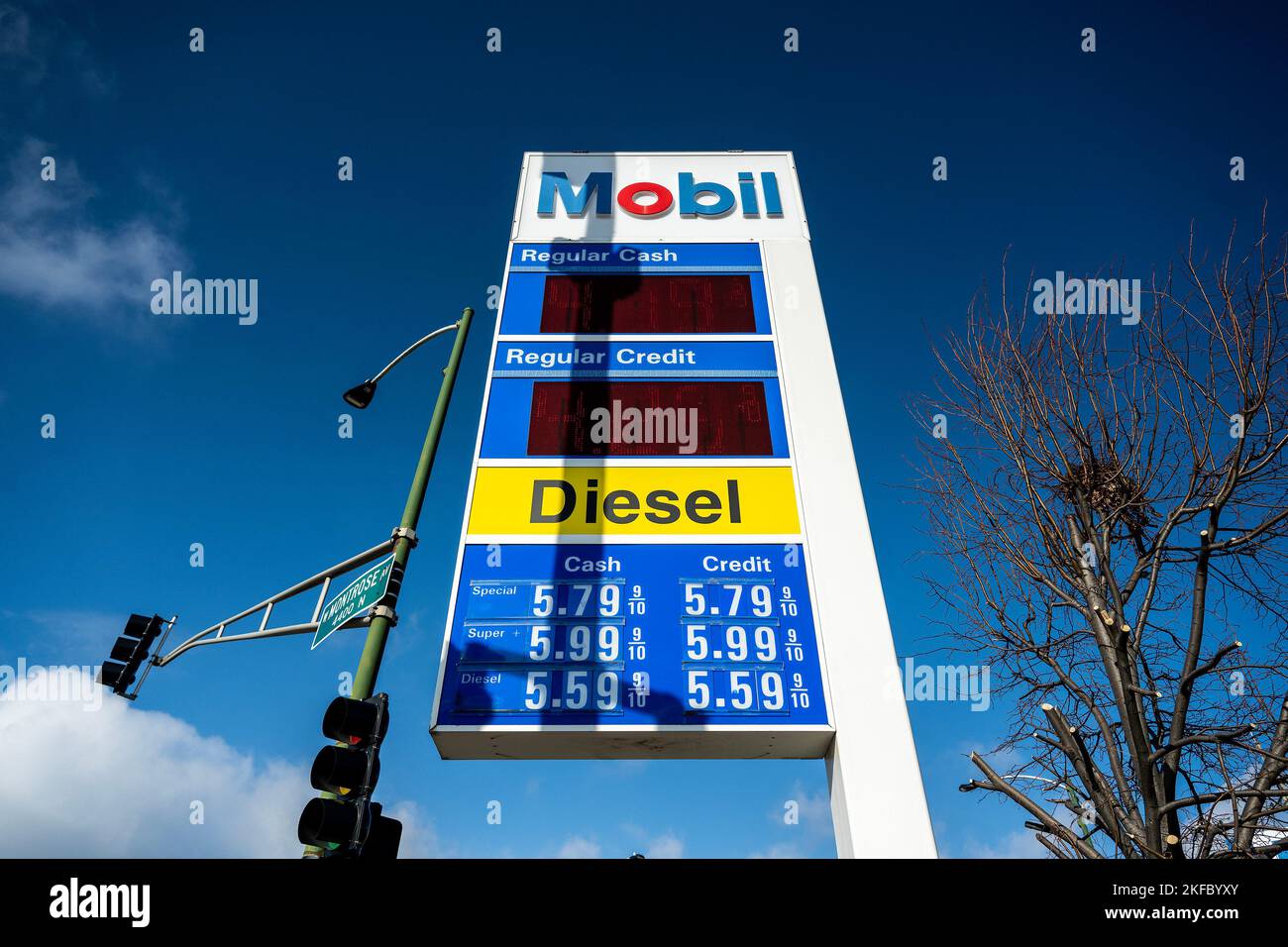 Chicago, USA. 17th Nov, 2022. The price of a gallon of diesel gas is ...