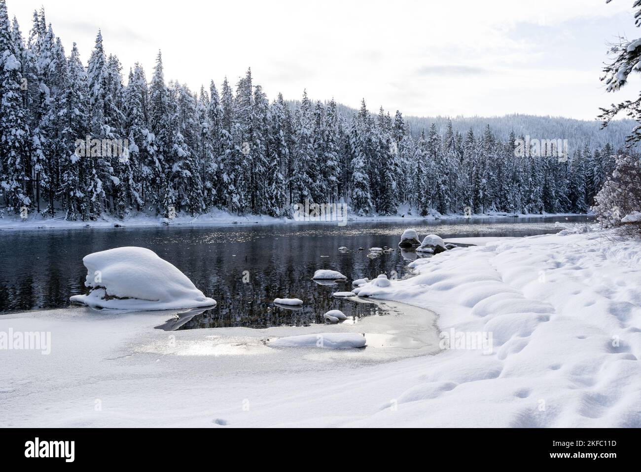 Partially frozen lake snow hi-res stock photography and images - Alamy