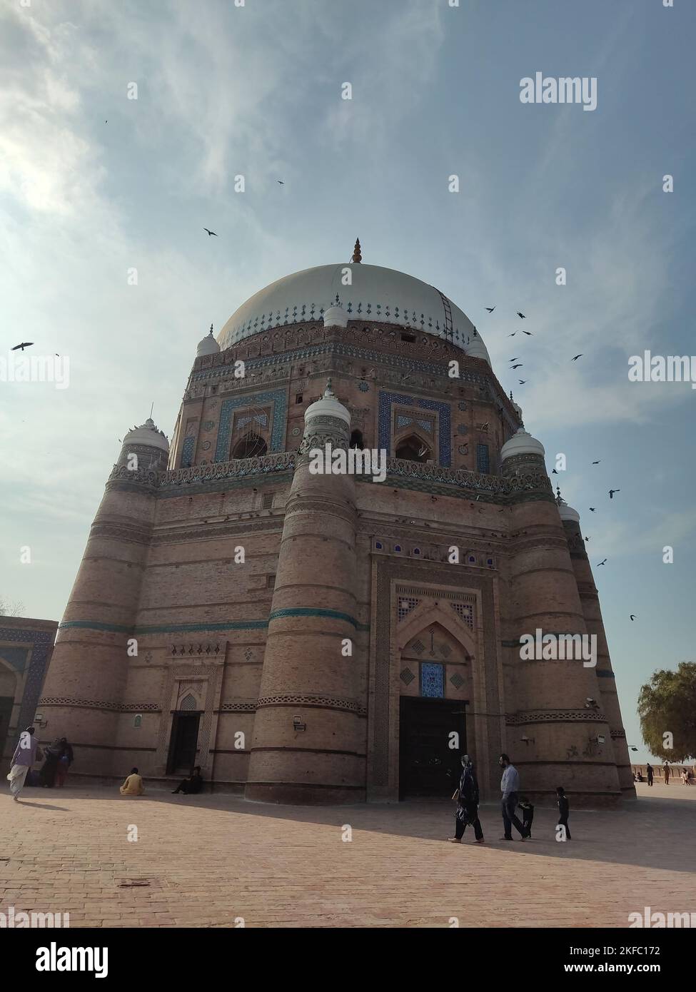 shrine in Multan Pakistan, The Tomb of Shah Rukn-e-Alam located in ...