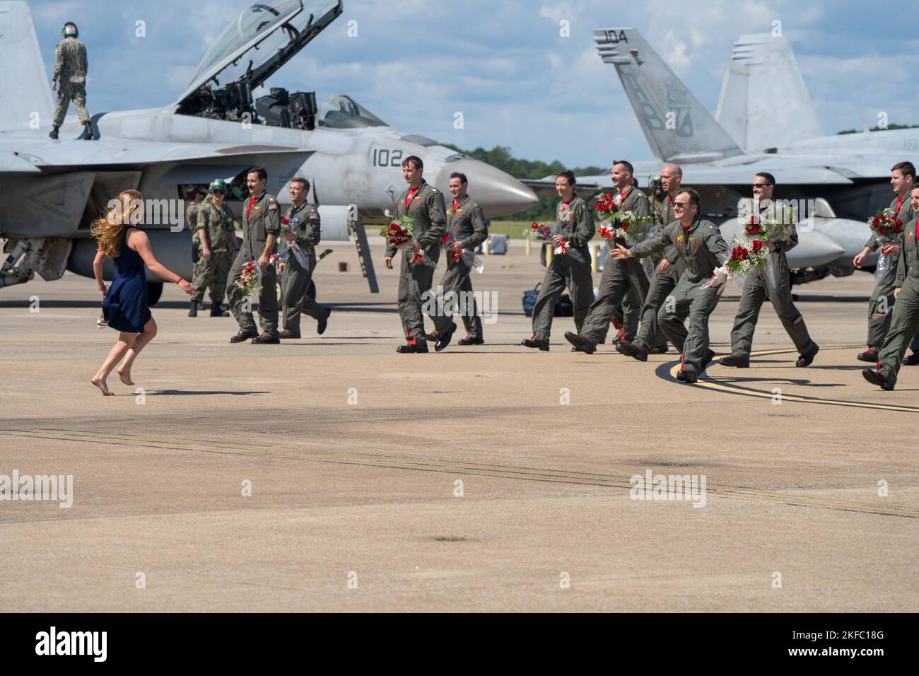 220905-N-SH953-1138 Virginia Beach, Va. (Sept. 5, 2022) - Families welcome home Sailors attached ...